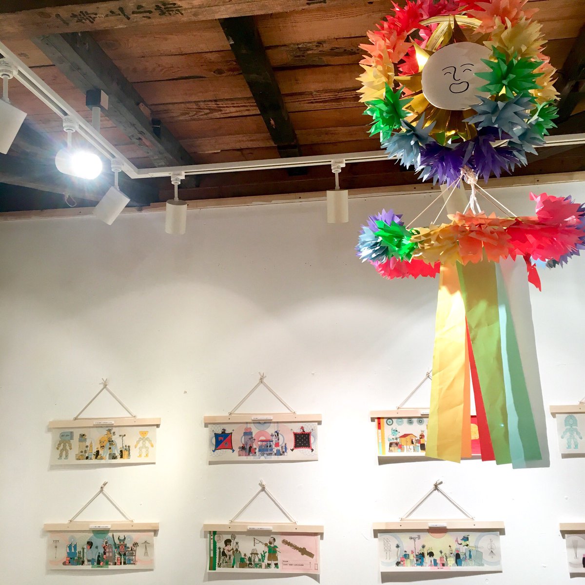 「禺吾朗さん(@guugorou)の個展「エキスの丘」に行ってきた。 自動筆記で描いたようなシュールな作品が盛りだくさんで」ヒダカナオトの漫画