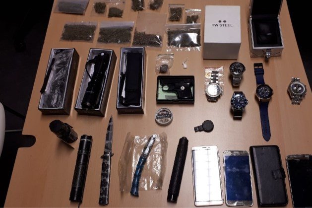 De politie heeft donderdag twee personen aangehouden na het aantreffen ...