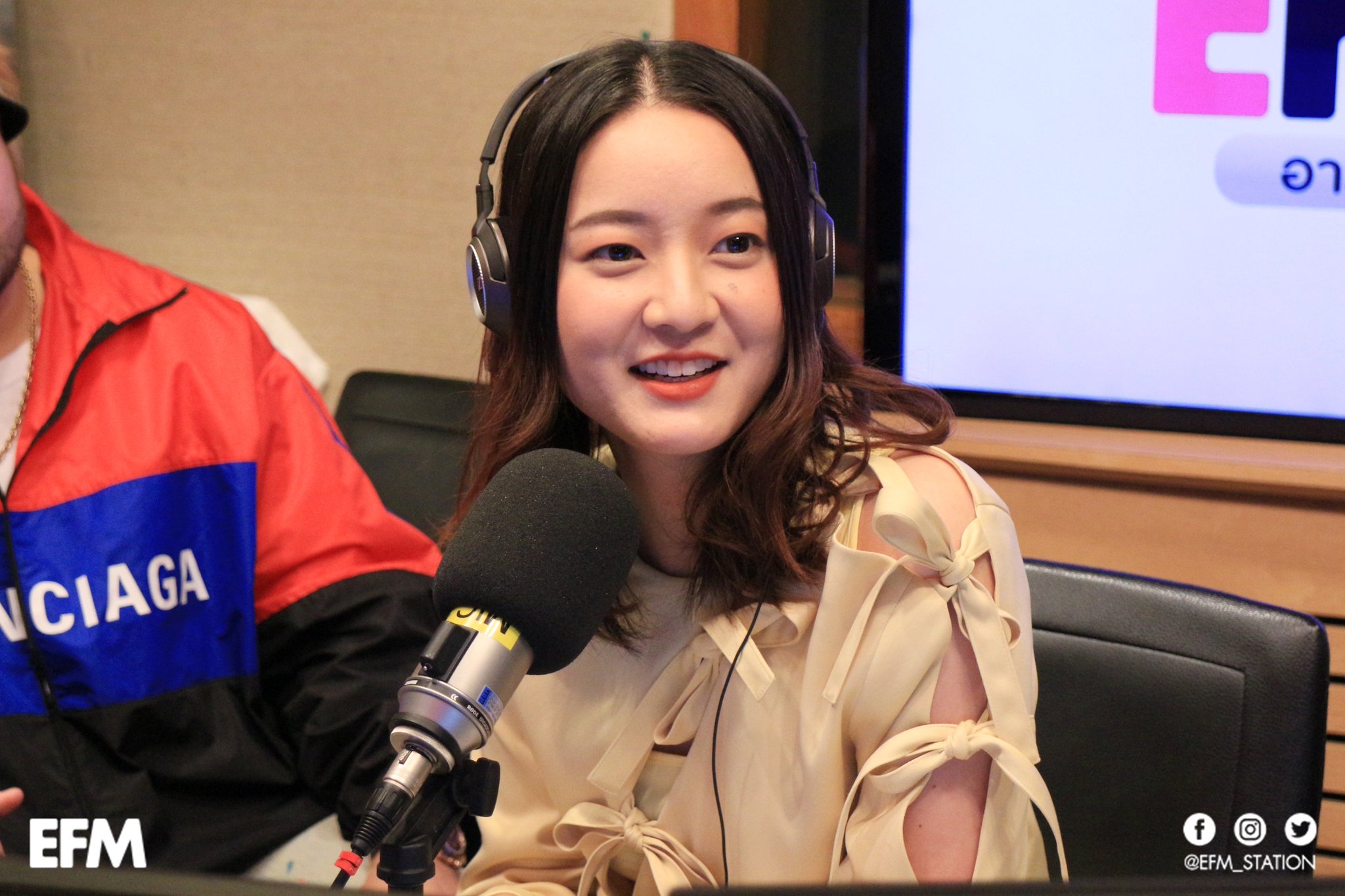 EFM STATION on Twitter: "#จันทร์Shockโลกยังไงซิ สนุกสนานไปกับ อิ้งค์ วรันธร ที่มาพร้อมคำถามช็อกๆ ...