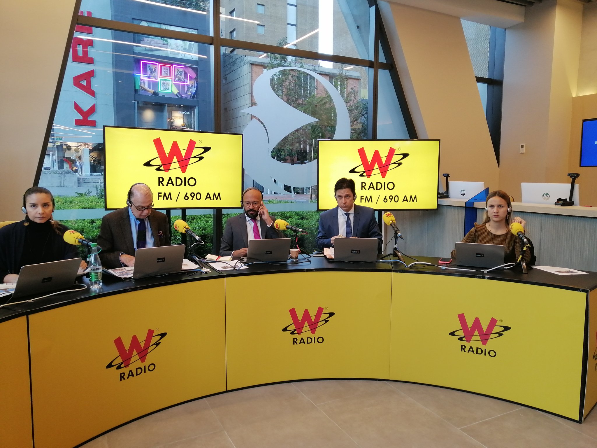 W Radio Colombia On Twitter Usoelcelularpara Hoy La W Se Encuentra