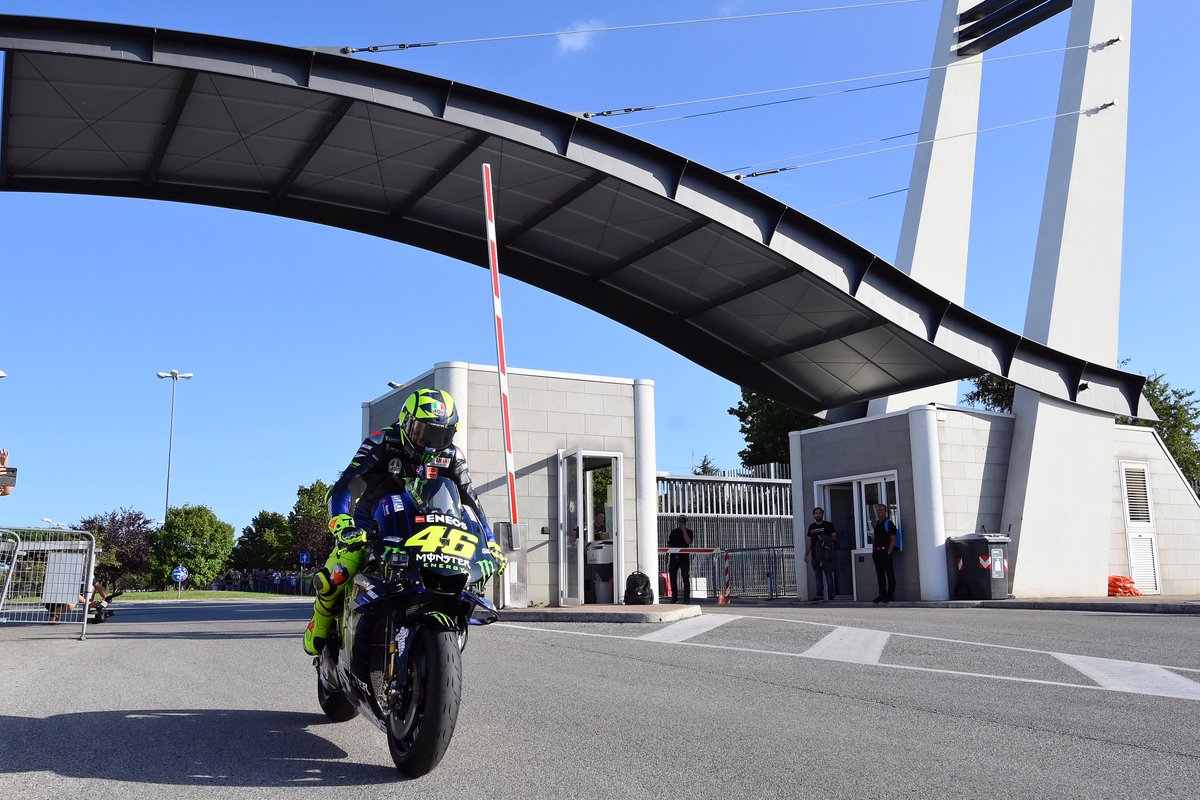 Rossi Girang Banget Geber Motor MotoGP di Jalan Raya