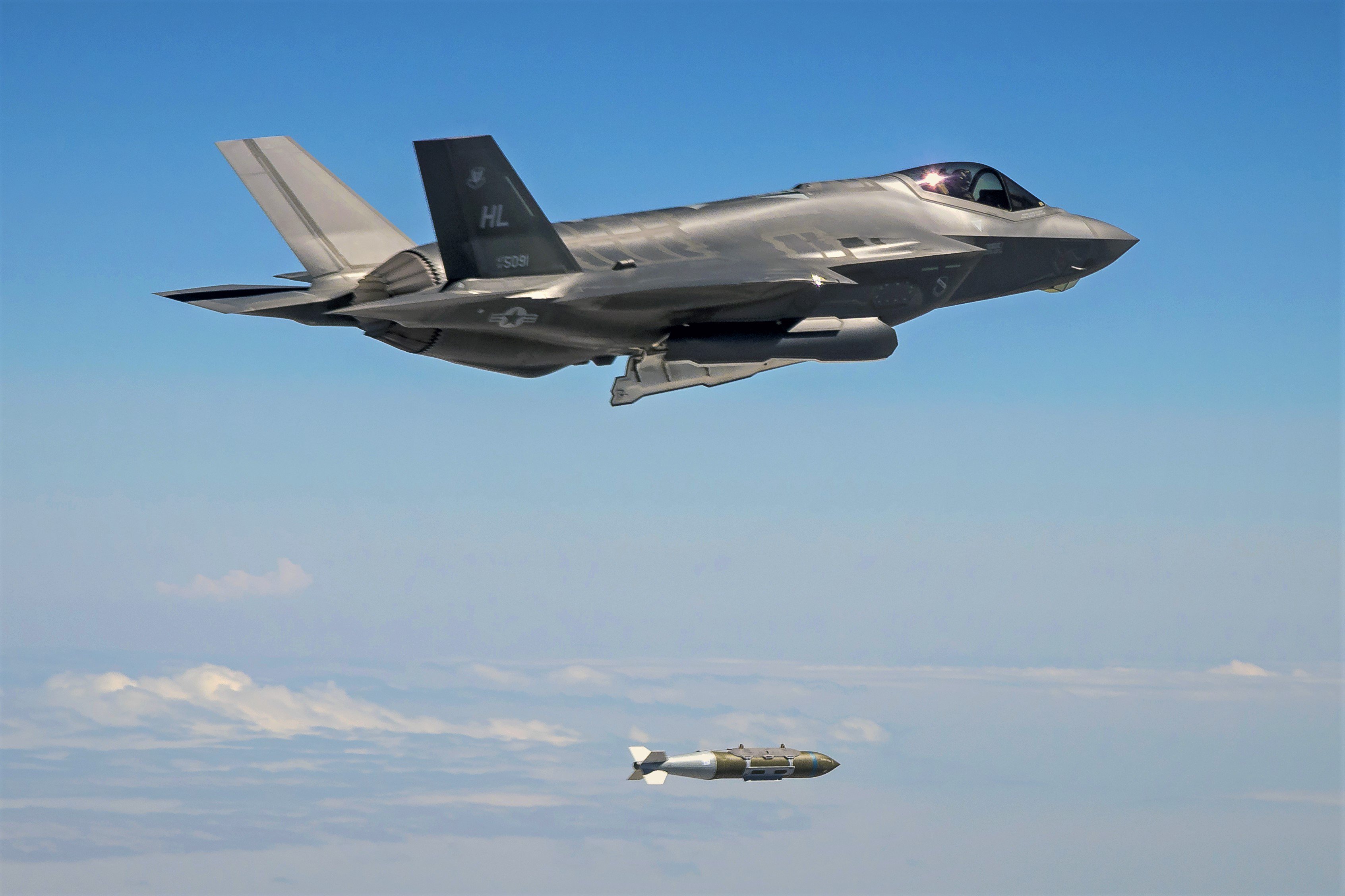 US Veteran Pilot Compares F-35 With F-22 Raptor; Explains What Makes F ... US Veteran Pilot Compares F-35 With F-22 Raptor; Explains What Makes F ...