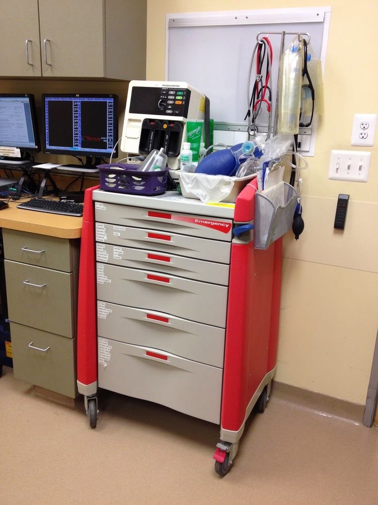 قبل نبدأ بموضوع اليوم حابين نعرف منكم ايش crash cart وايش محتوياتها ...