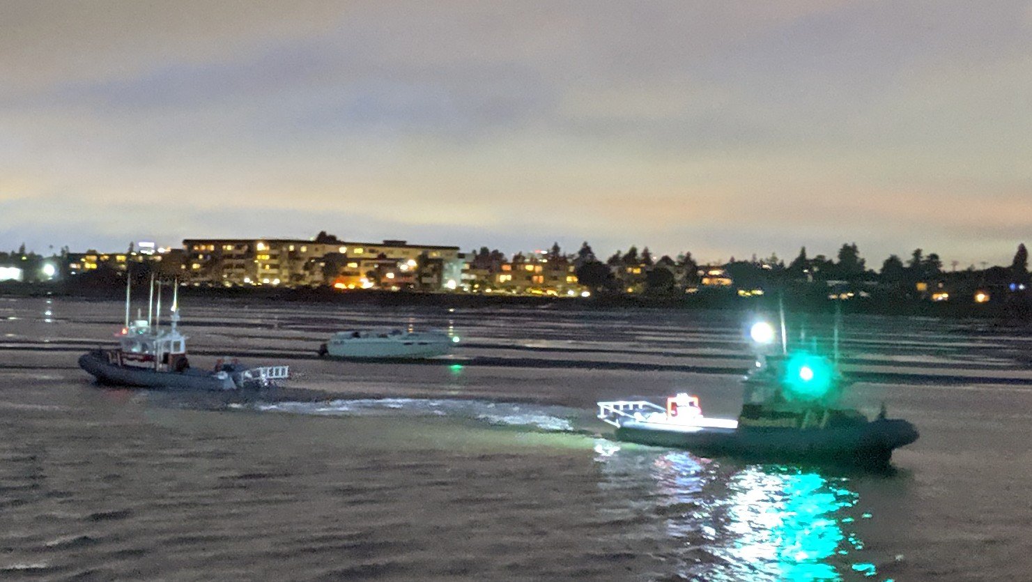 Malte Ubl on Twitter: "Another tow boat appeared and rescued the first ...