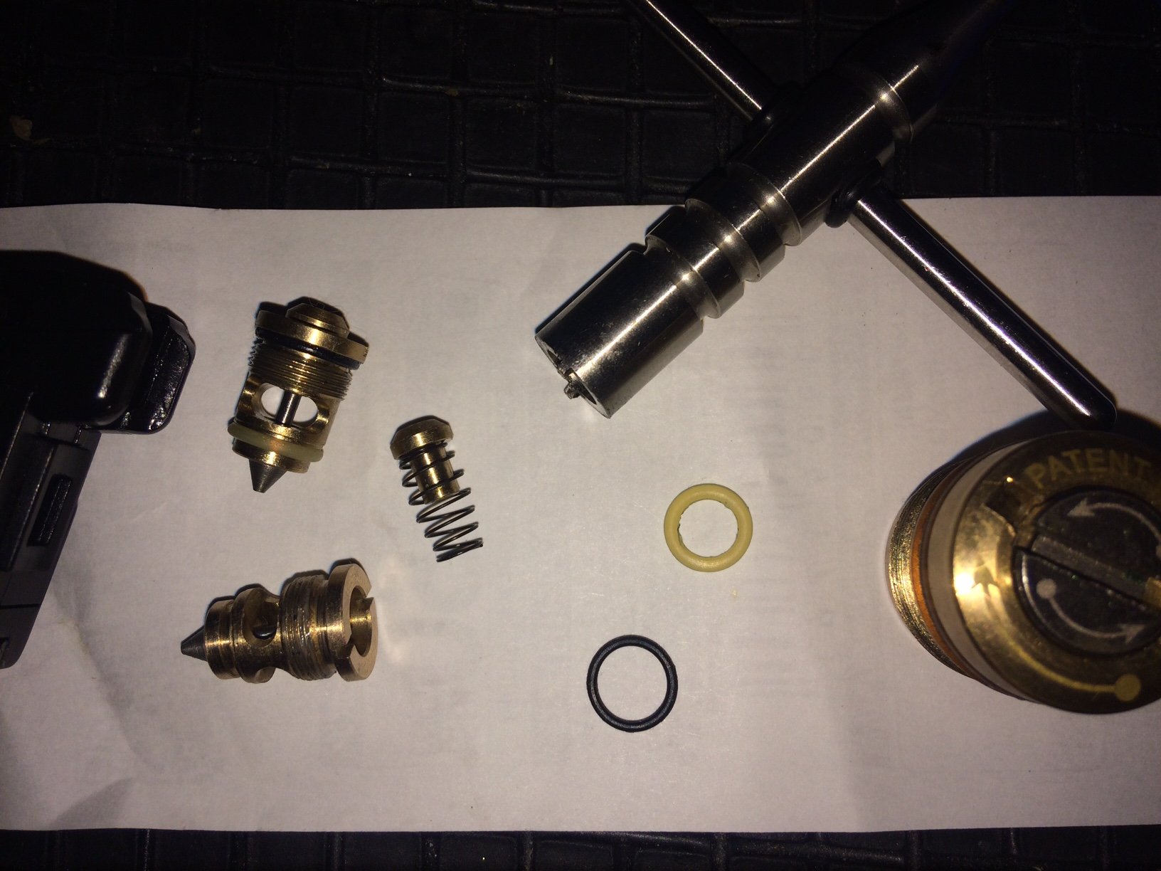 夜風 on Twitter: "APSのグロックCo2マガジン、燃費悪すぎ＆初速を落としたいので試行錯誤中。結局、ガス放出量を絞るためにはバルブ弄るのが一番安定なのかな？ついでに各パッキンも ...