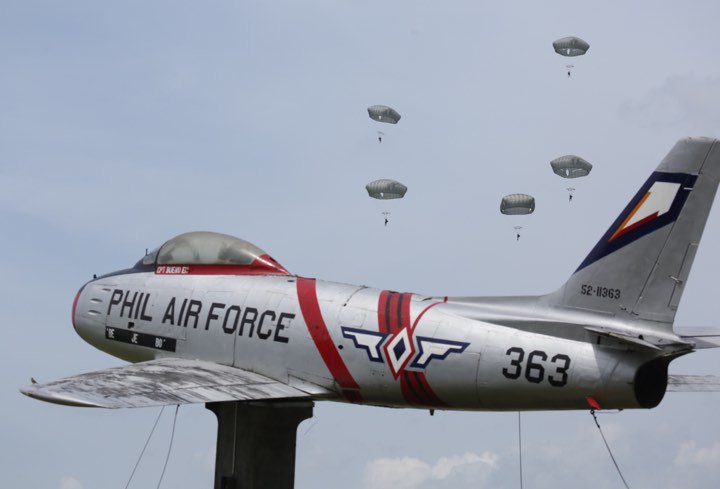 IN PHOTOS: Around 500 Philippine Army and US paratroopers jumped off ...