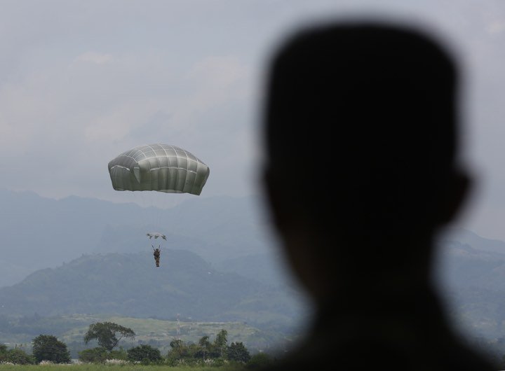 IN PHOTOS: Around 500 Philippine Army and US paratroopers jumped off ...
