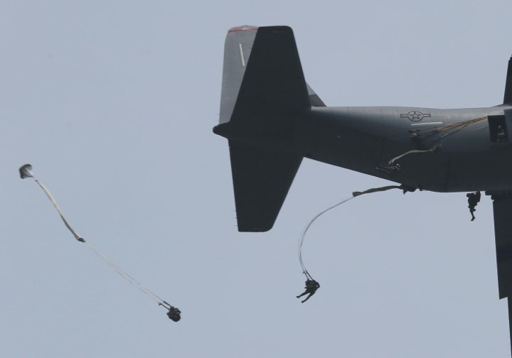 IN PHOTOS: Around 500 Philippine Army and US paratroopers jumped off ...