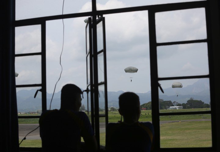 IN PHOTOS: Around 500 Philippine Army and US paratroopers jumped off ...