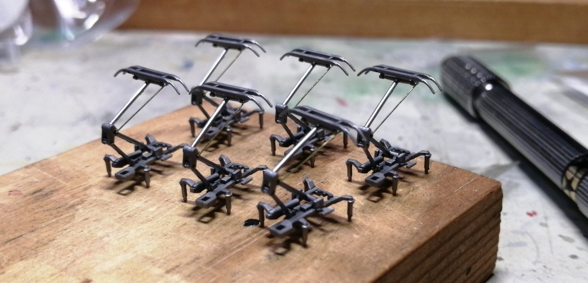 Issigonis on Twitter: "E353系を仕上げる パンタグラフの交換とロッドの追加 実車E353系のパンタグラフはアームが丸断面の物が載っていますが、模型では流用のため再現さ ...