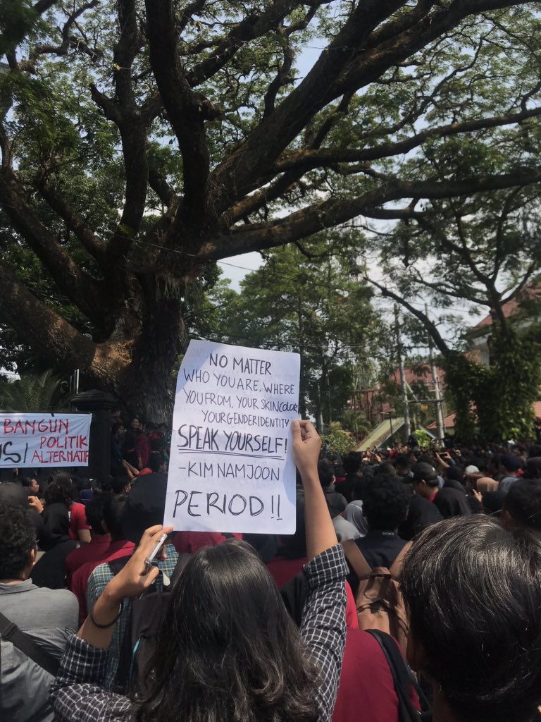 VIRAL Seorang Pengunjuk Rasa di Malang Bawa Kutipan RM BTS saat Demo ... VIRAL Seorang Pengunjuk Rasa di Malang Bawa Kutipan RM BTS saat Demo ...