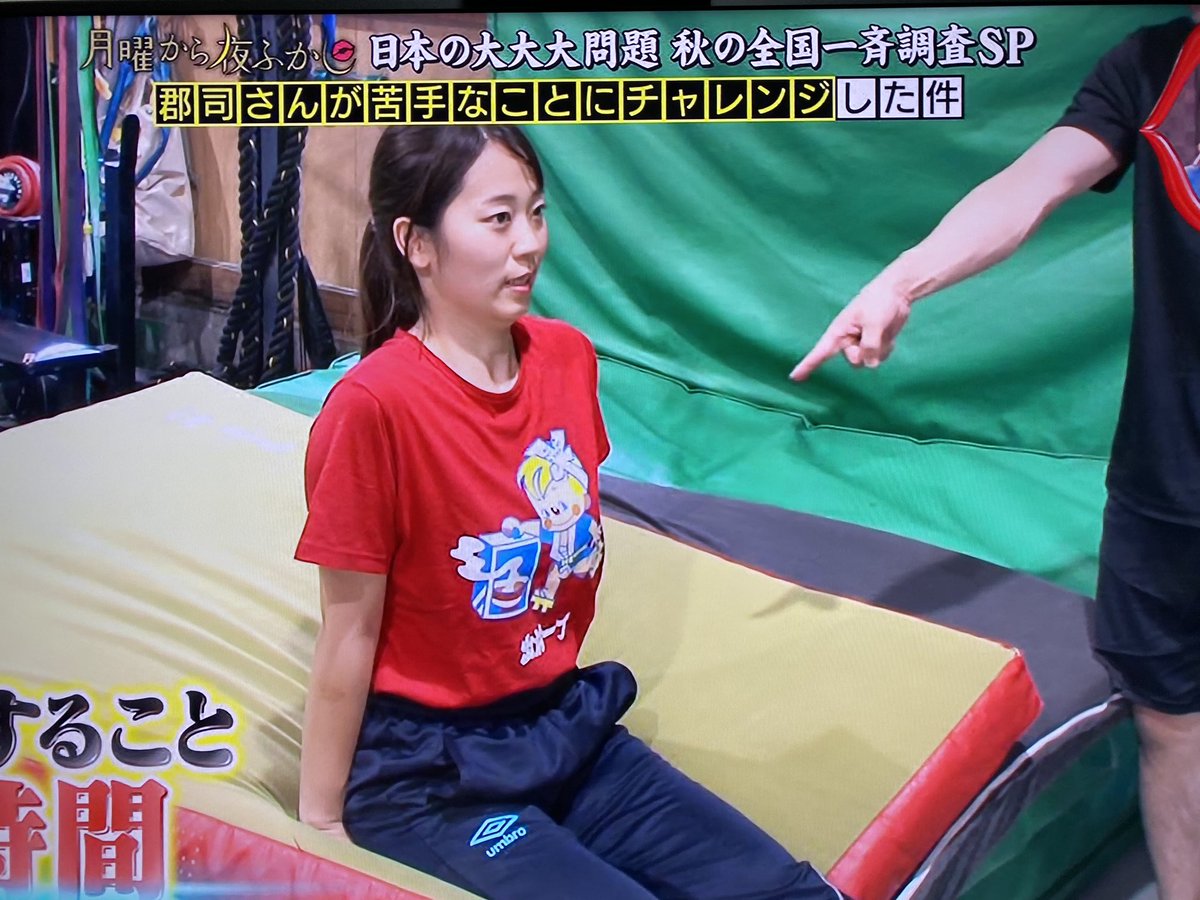 月曜から夜ふかし 運動神経ゼロの郡司さんが話題に!絶望的な卓球などに腹筋崩壊するし、個性的すぎるtシャツにも注目 2ページ目