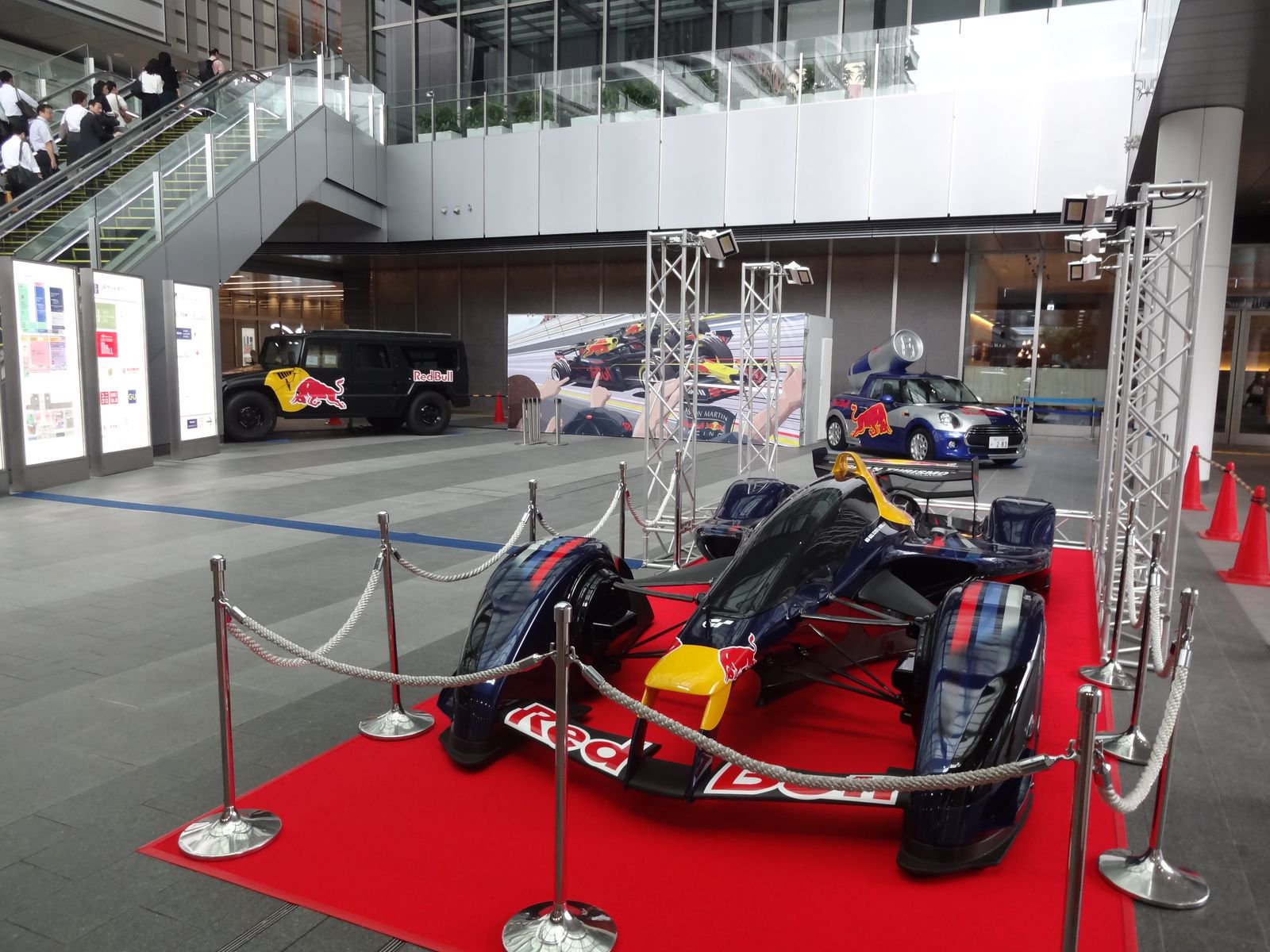 Ruby & Emmeline on Twitter: "JRゲートタワー 1F イベントスペース レッドブル X2010 ビデオゲームに出てくるマシンだそうだ ① 8:43 Red Bull ...