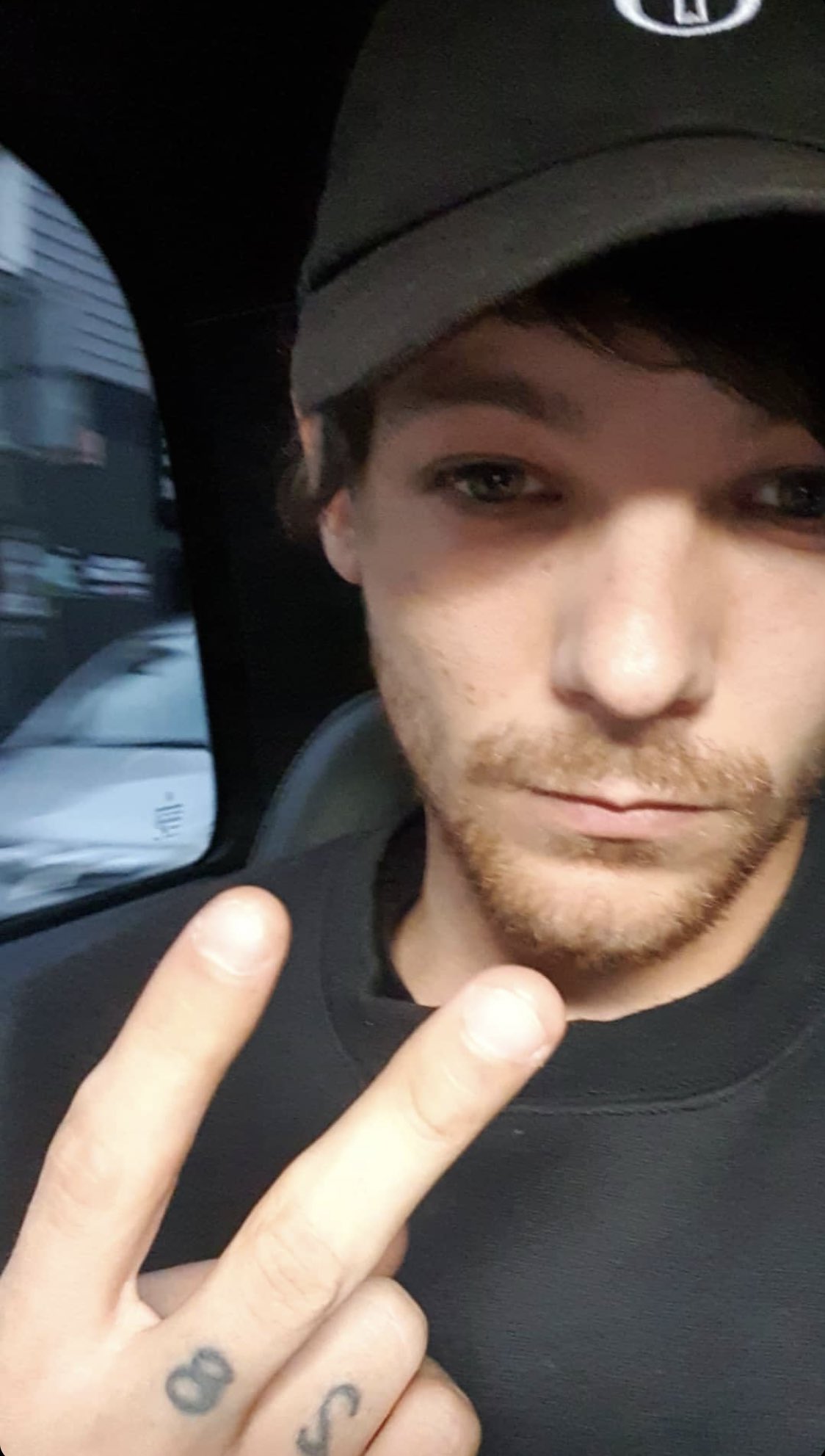 Louis Tomlinson Selfie