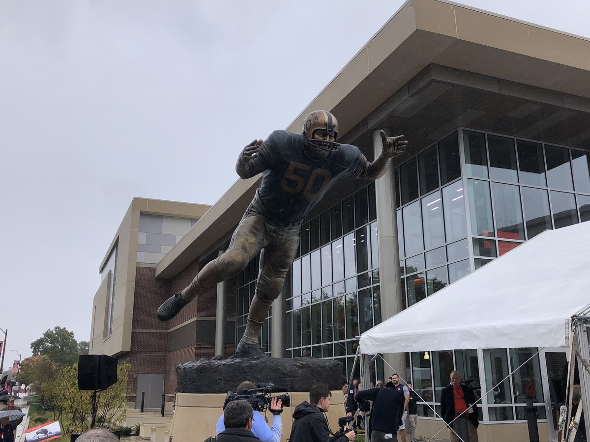 Illinois reveals new Dick Butkus statue : r/CFB