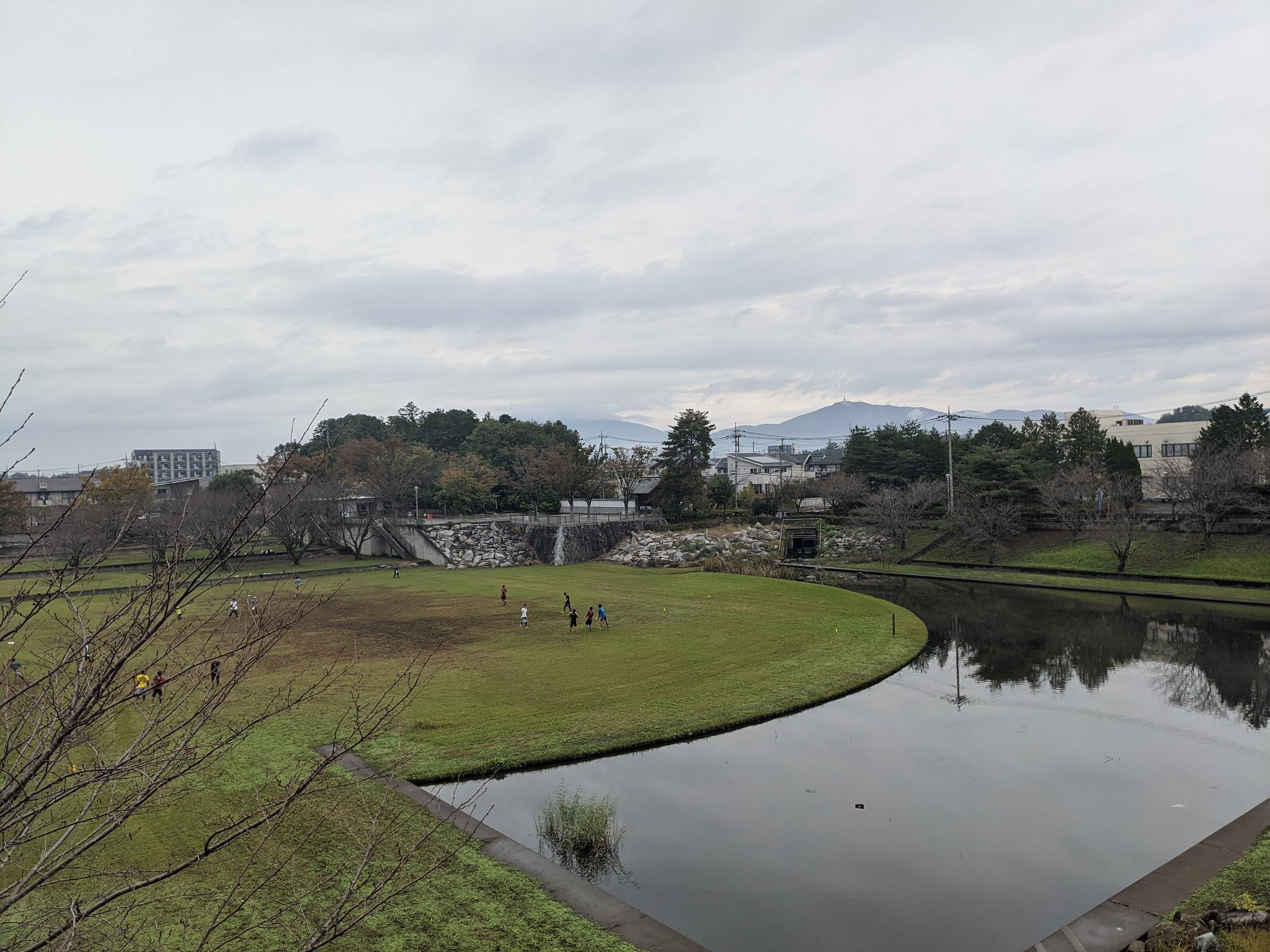 orefolder on Twitter: "おはようございます、10月27日(日)曇り時々雨。起きたときは雨ザーザーだったけど少ししたらやんだので散歩に来れました。 公園ではフリスビーの人 ...
