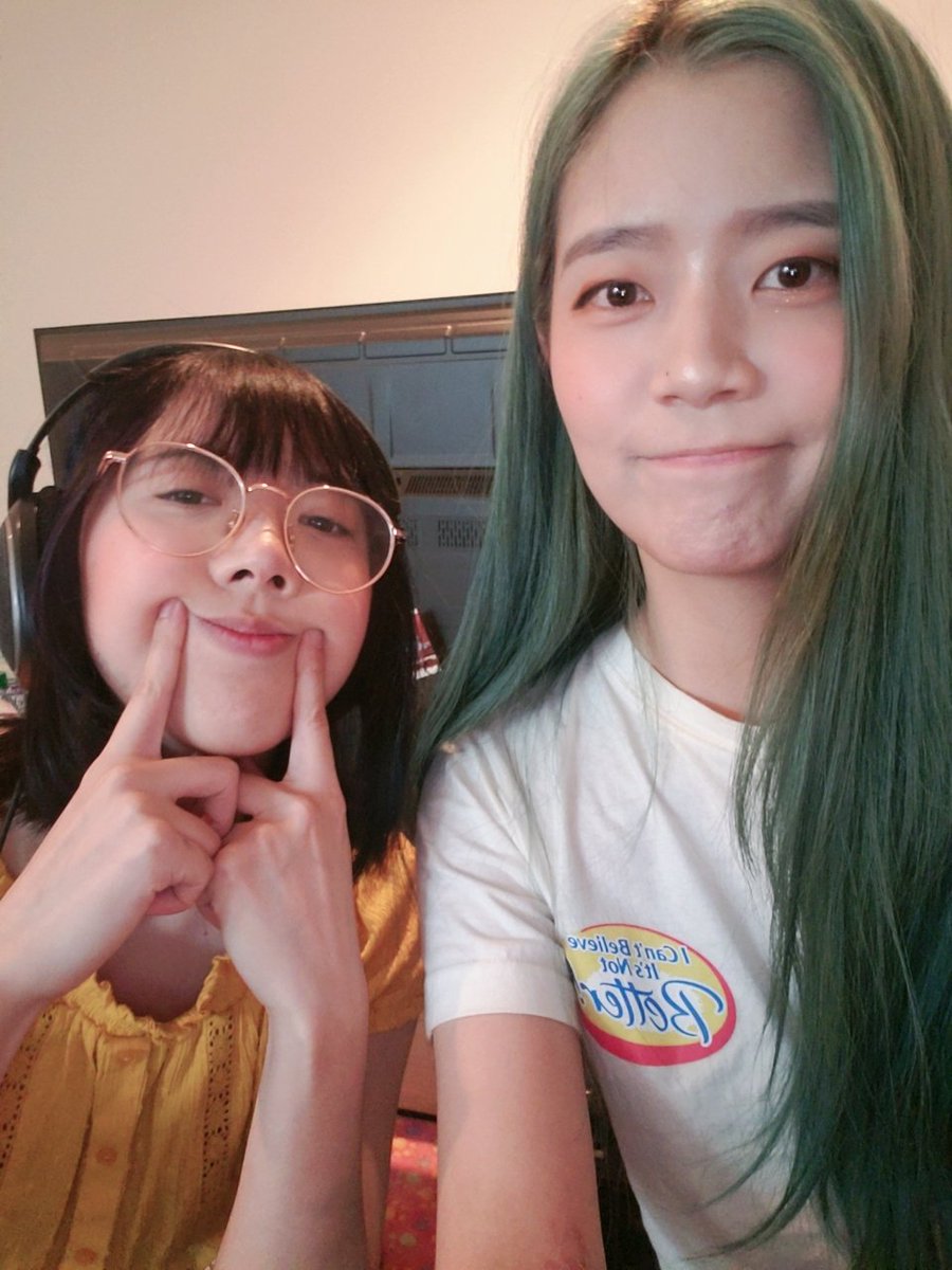 「uwu singing w @avocadopeeled https://t.c」|lily 🌸のイラスト