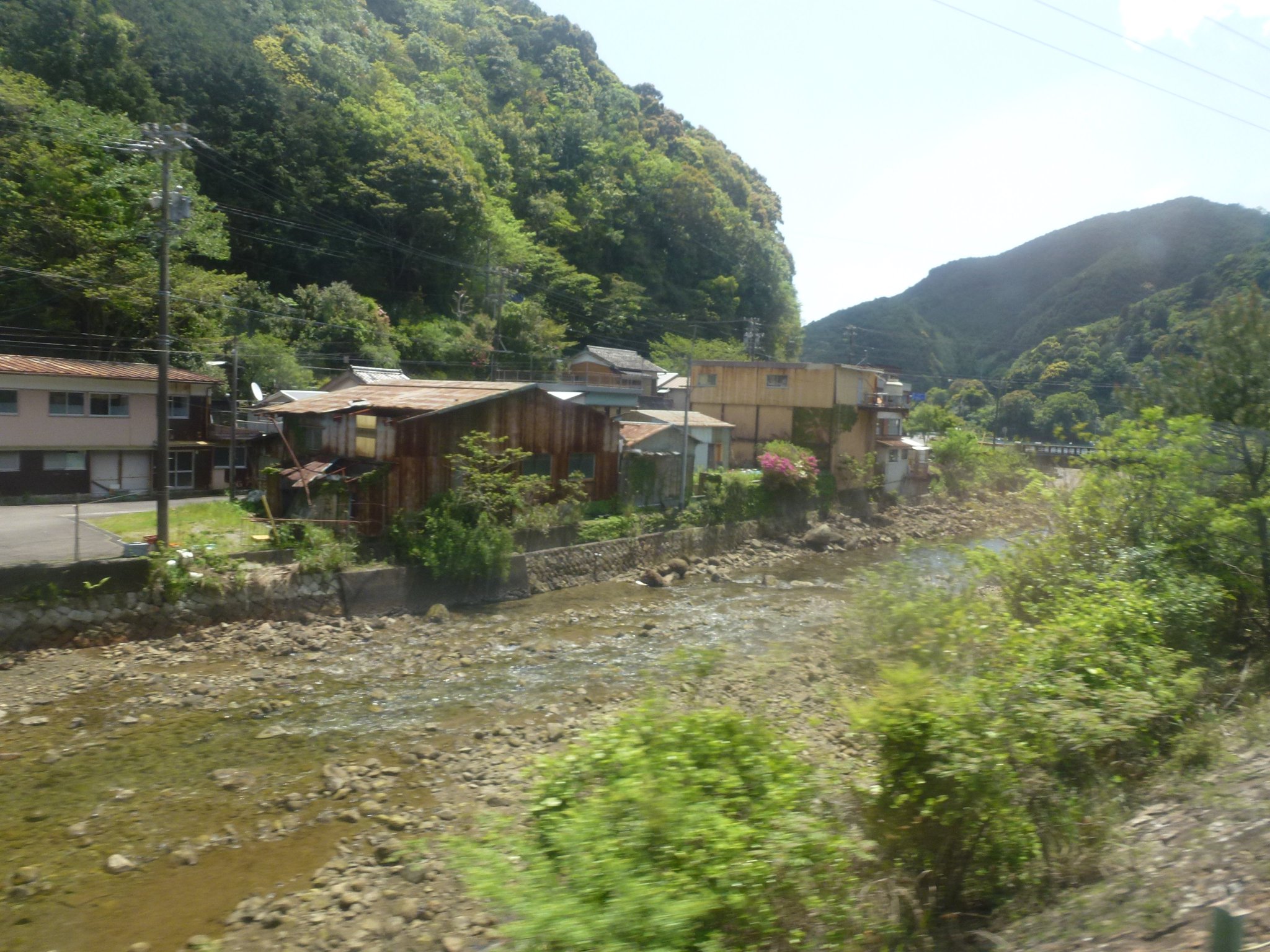 Ruby & Emmeline on Twitter: "九鬼の田海道川ってこれか？氾濫すると九鬼駅もヤバイ （5月2日にワイドビュー南紀から撮影） #尾鷲市 https://t.co ...