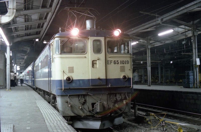 北鉄⭐️⭐️⭐️ on Twitter: "#1019号機の日 #ある日の編成 #編成メモ EF65 1019 田] スハネフ14 49 オハネ14 77 オハネ14 63 オハネ14 59 ...