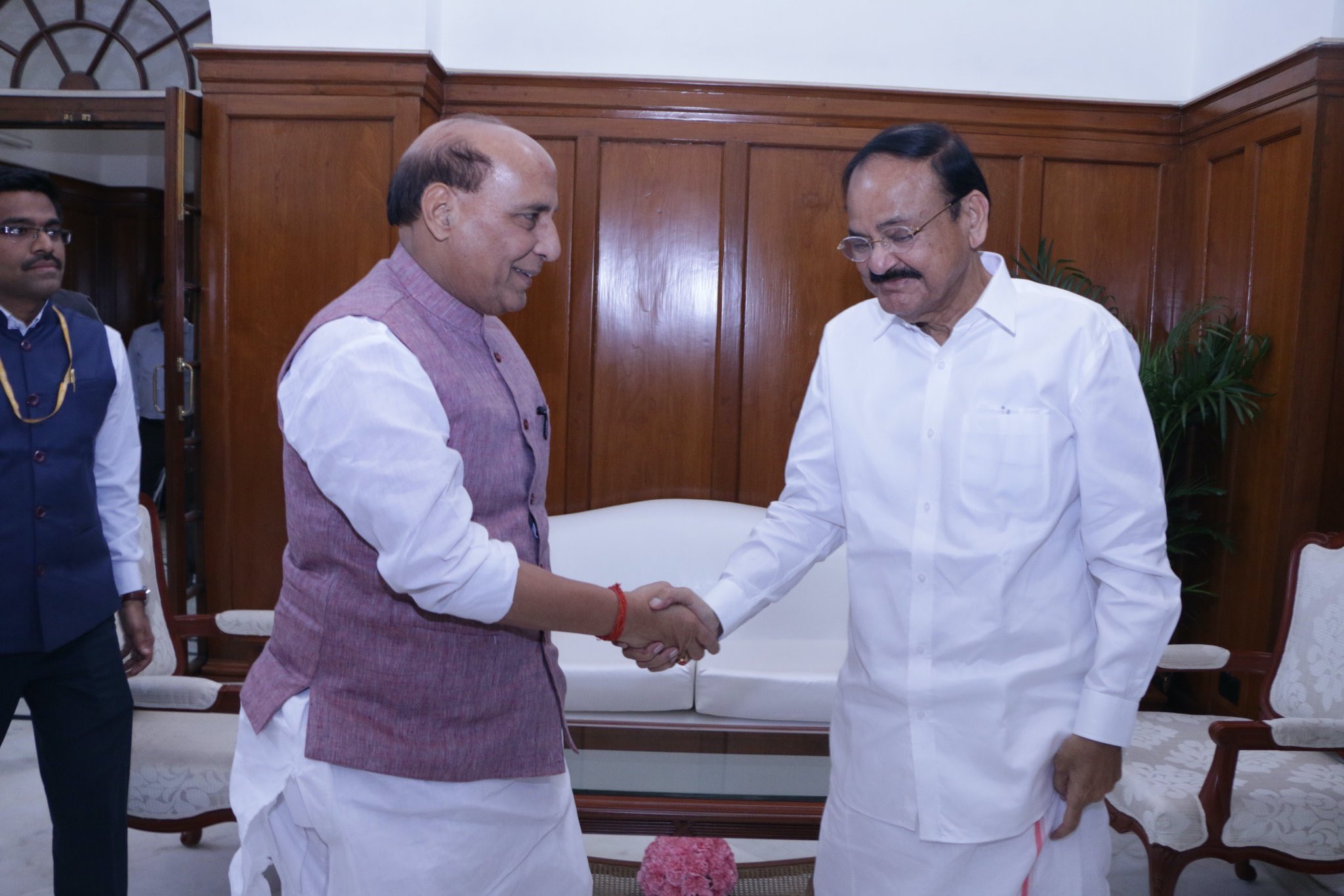 रक्षा मंत्री कार्यालय/ RMO India on Twitter: "Raksha Mantri Shri @rajnathsingh called on the ...