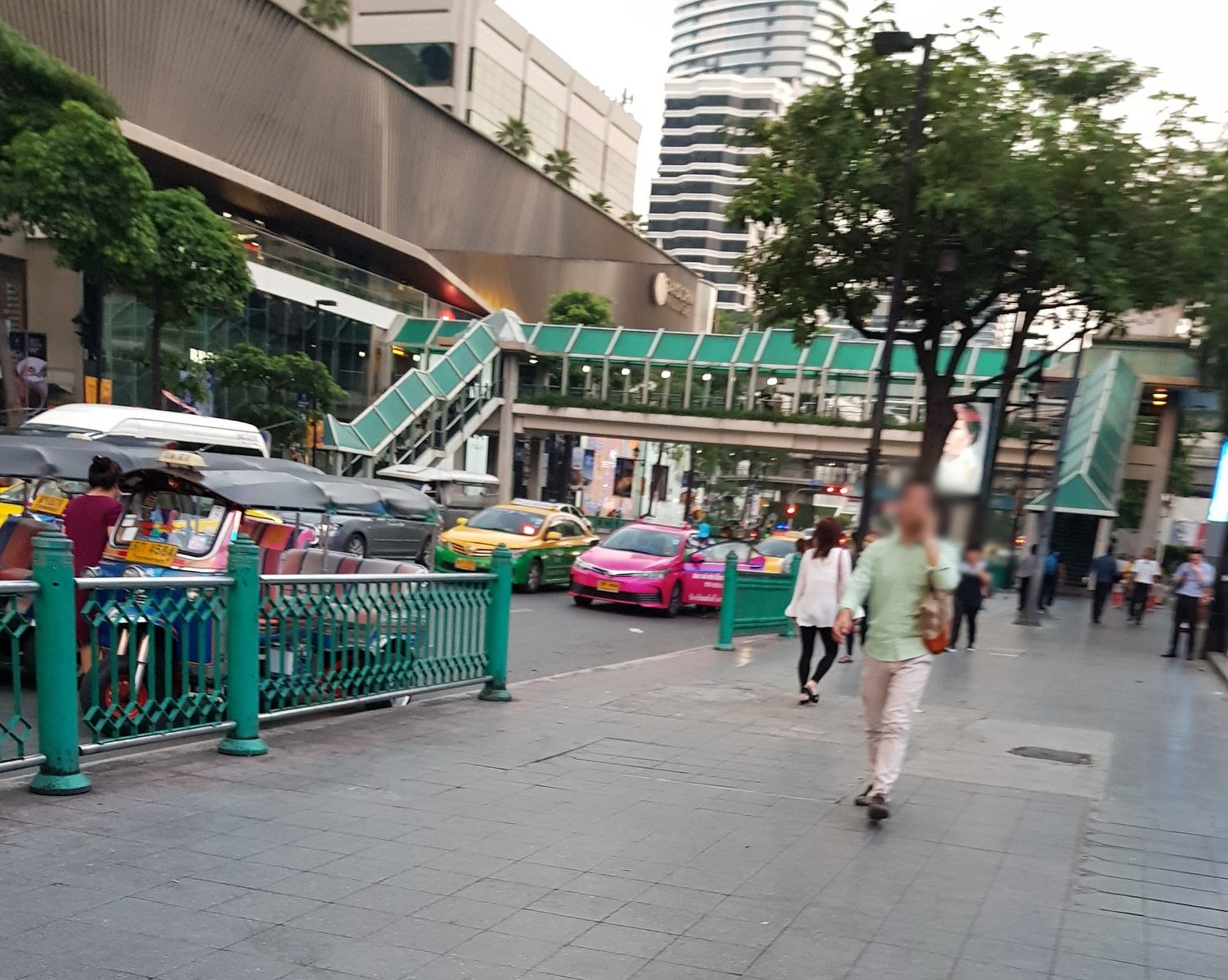 JS100 on Twitter: "RT@jaru_rum: หน้าเซ็นทรัลเวิลด์ แท็กซี่ สามล้อ จอด 2 เลน รถเมล์เข้าป้ายไม่ได้ ...