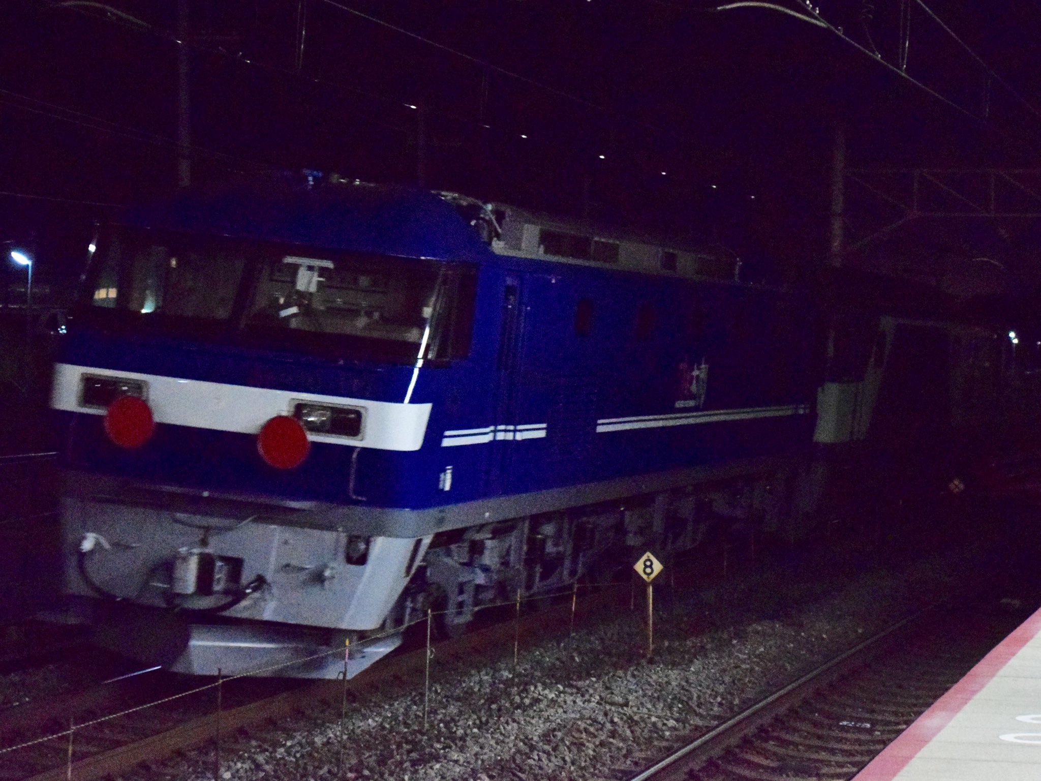 乙 訓 鐡 on Twitter: "本日の撮影 桂川駅にて 8864レ EF64 1038+EF210 111 新鶴見機関区所属のEF210 111が新塗装で出場配給を実施しました。今後、新 ...