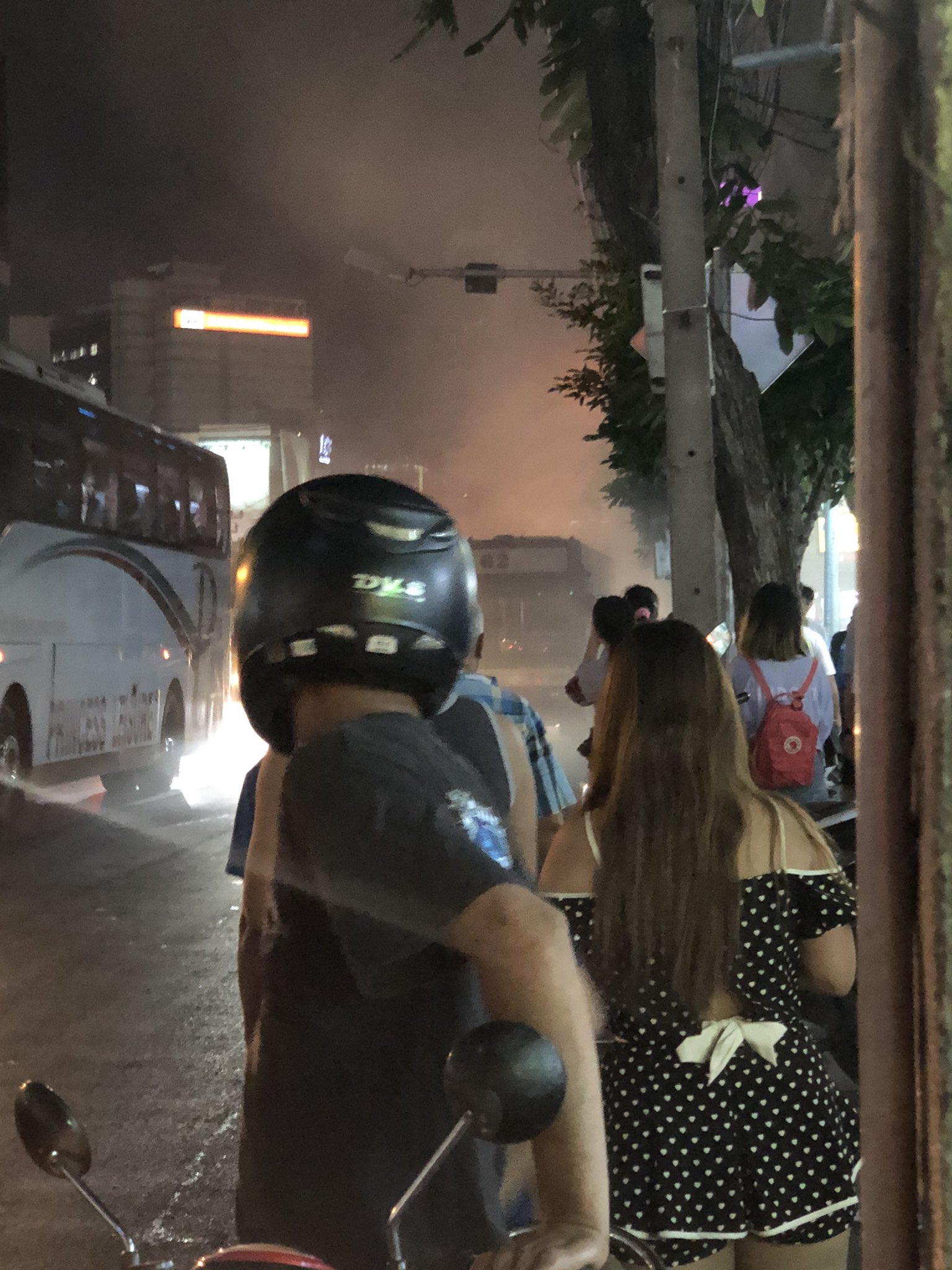 JS100 on Twitter: "RT@Icemikkie: รถเมล์สาย62 ควันขึ้นด้านหลังรถ จอดอยู่ตรงข้ามตลาดนีออน รถติดไฟ ...