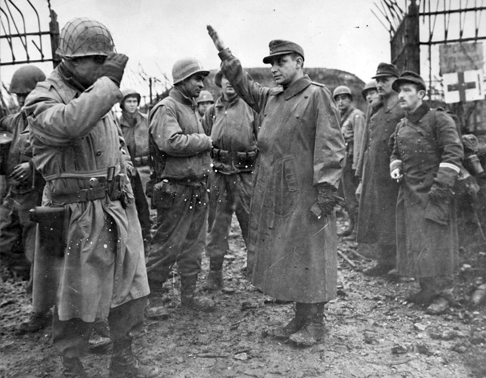 American Soldier Ww2 Saluting