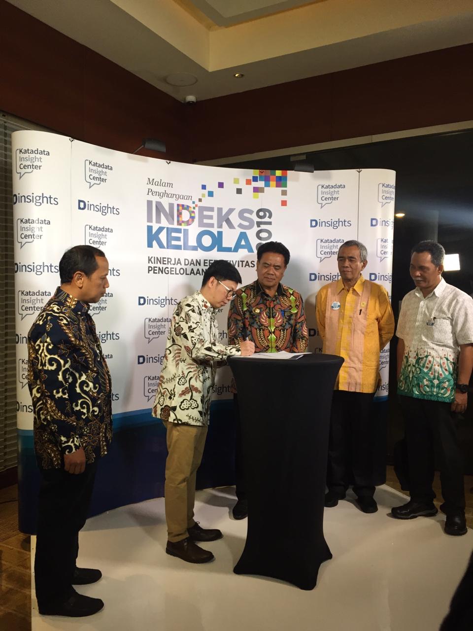 Katadata.co.id on Twitter: "Sebelum acara, Katadata dan Bupati Sangihe melakukan penandatanganan ...