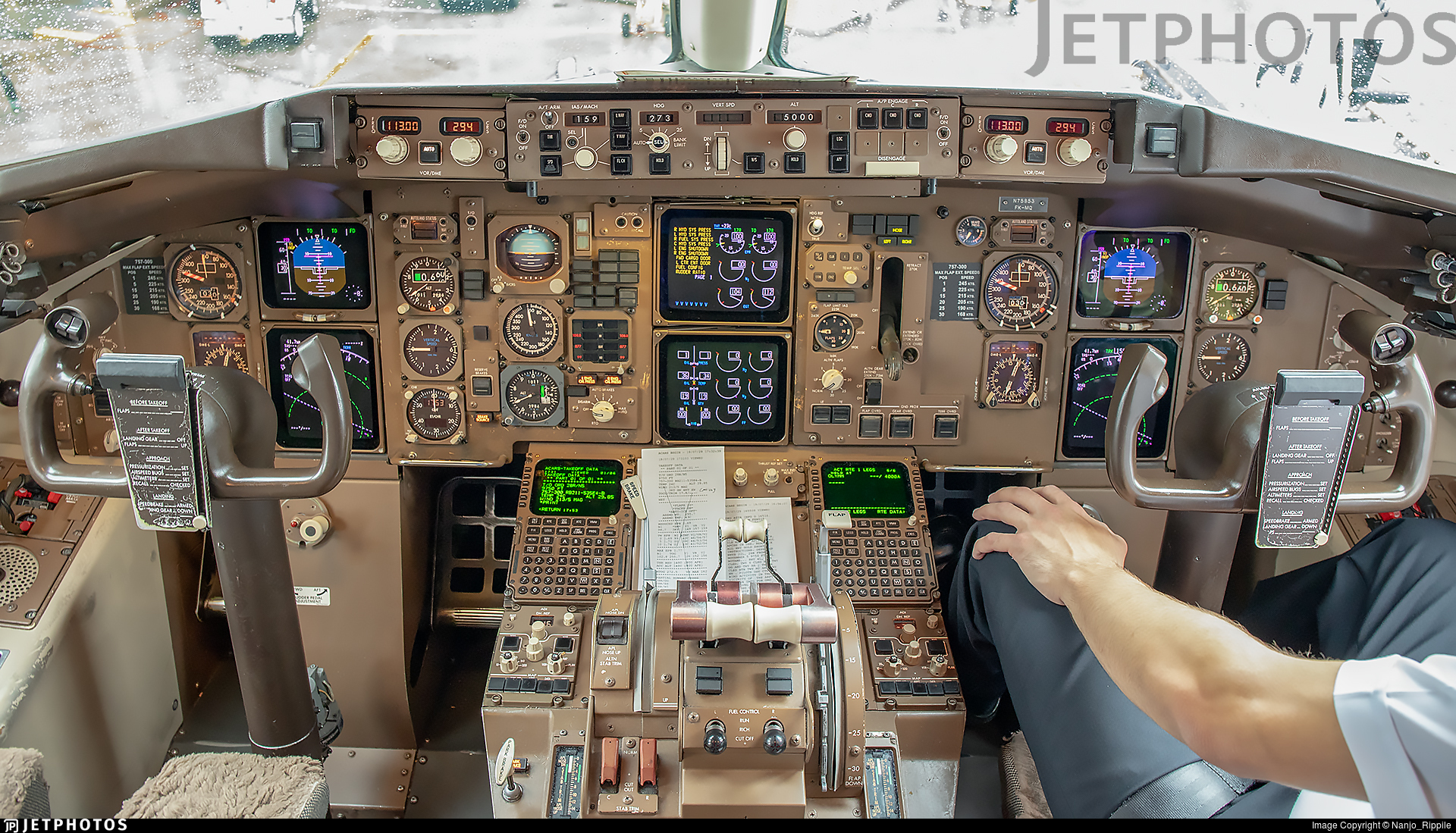 Boeing 757 Cockpit
