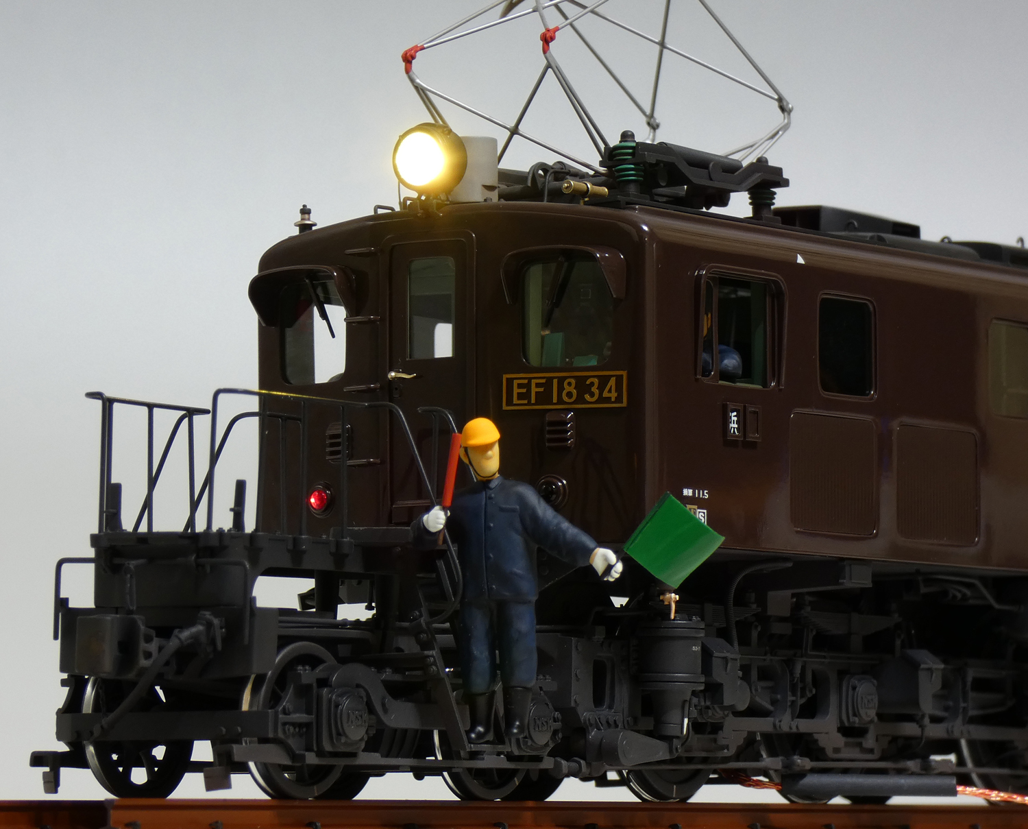 mimi9600 on Twitter: "アオシマ 1/50 EF18 34号機 入れ替え作業員の製作 デッキに捕まる作業員を機関士と同じくキット加工 捕まる肘にネオジム磁石を埋め込みました ...