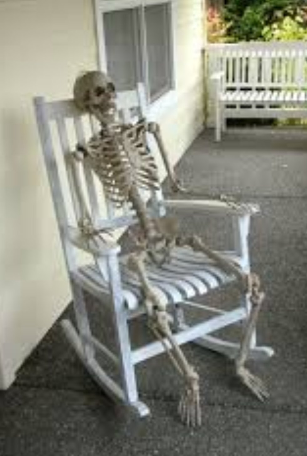 Esqueleto Esperando Sentado