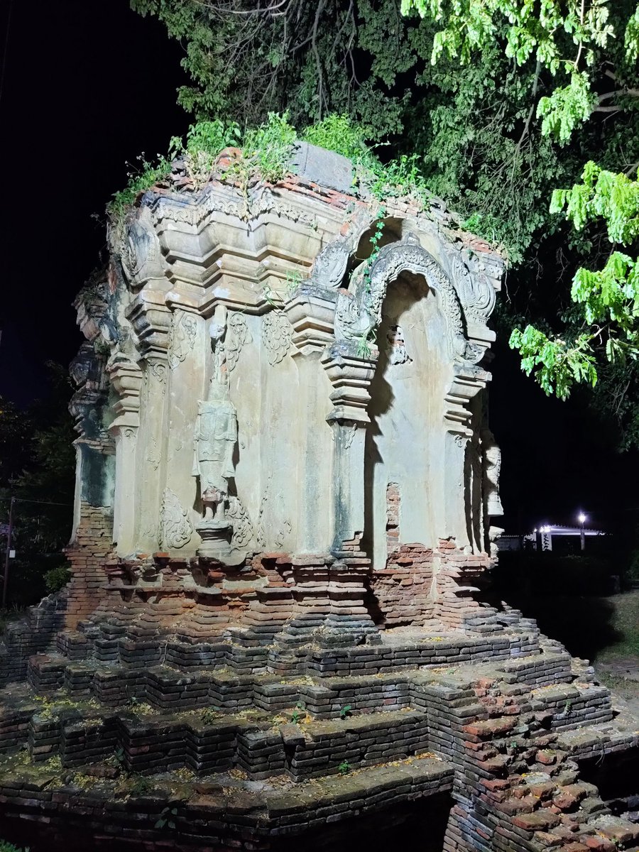 kafaak ®️ (นายกาฝาก) on Twitter: "ตอนสายๆ ที่ลำปาง ไปตะลอนถ่ายรูปสตรีทอาร์ทฮะ ข้อได้เปรียบของผม ...