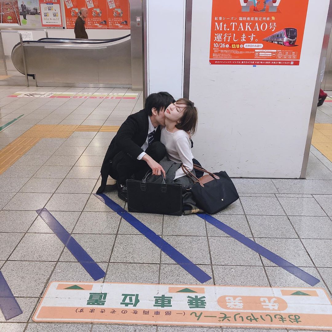 【悲報】酒に酔って座り込んでいる女が見知らぬ男にセクハラされてしまう現場が盗撮される がんばりノート|2chまとめ
