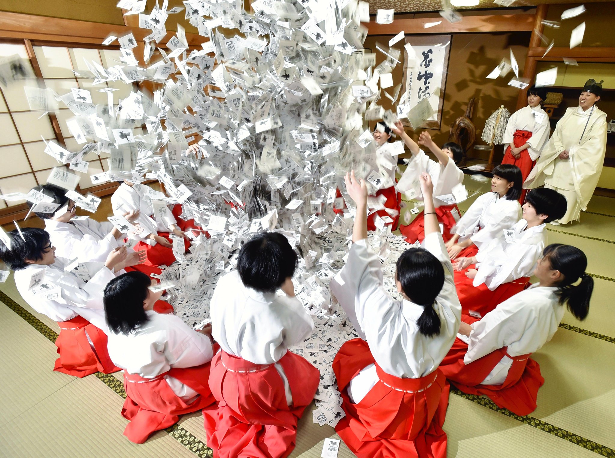The Japan News on Twitter: "Omikuji fortune-telling slips are thrown up ...