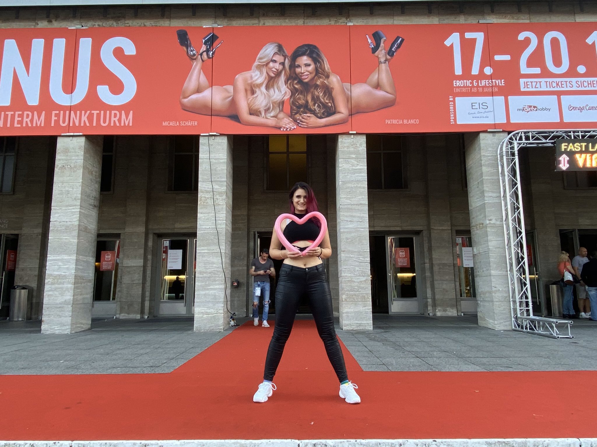 Behind-The-Scenes 🔞 on Twitter: "🔞#BehindTheScenes 🎥 #BehindTheConventions 📸 #BehindTheAwards 🏆 ...