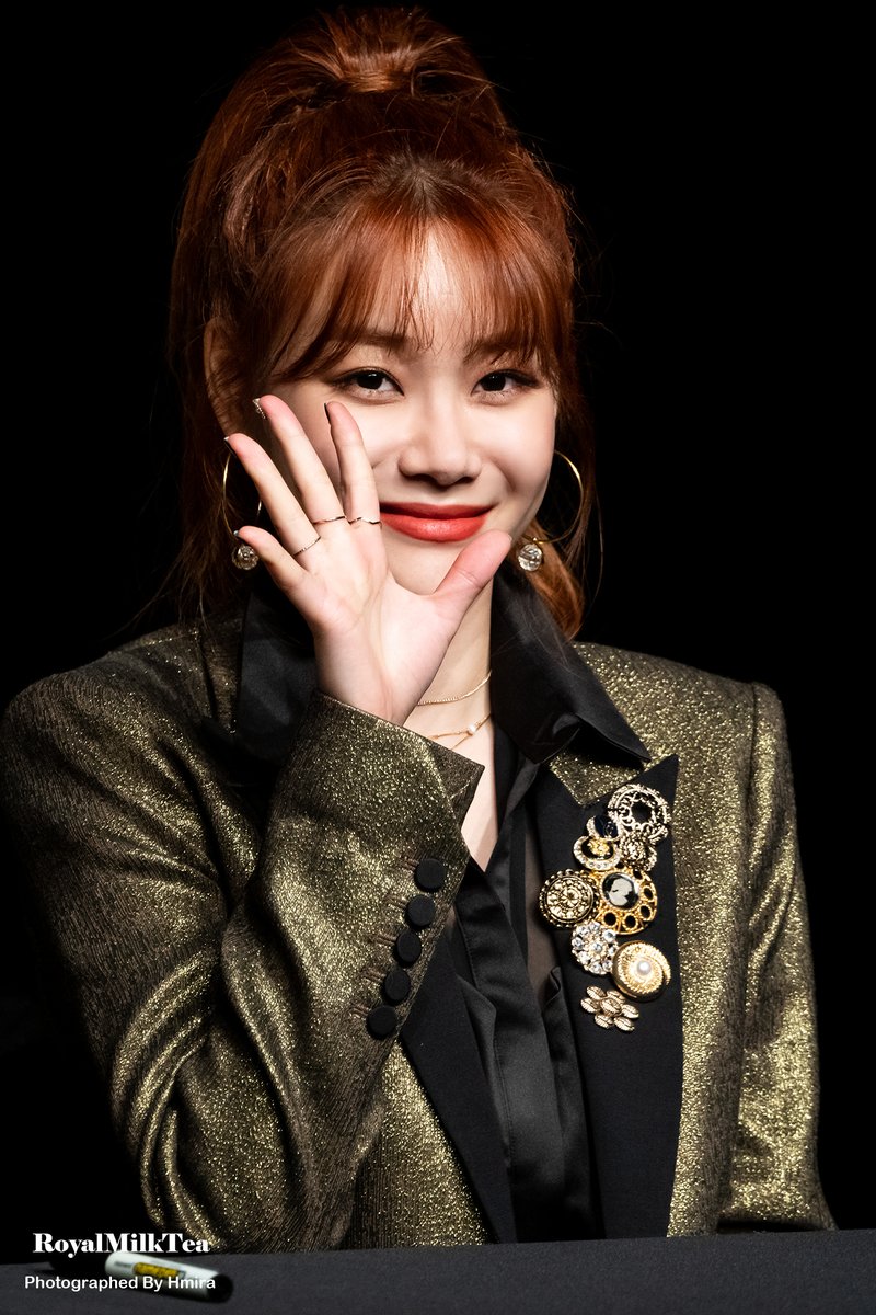 유나 - 191207 AOA 6TH MINI ALBUM [NEW MOON] 발매기념 팬사인회 (합정) #유나 #YUNA #AOA #ACE_OF_ANGELS #날보러와요 ...