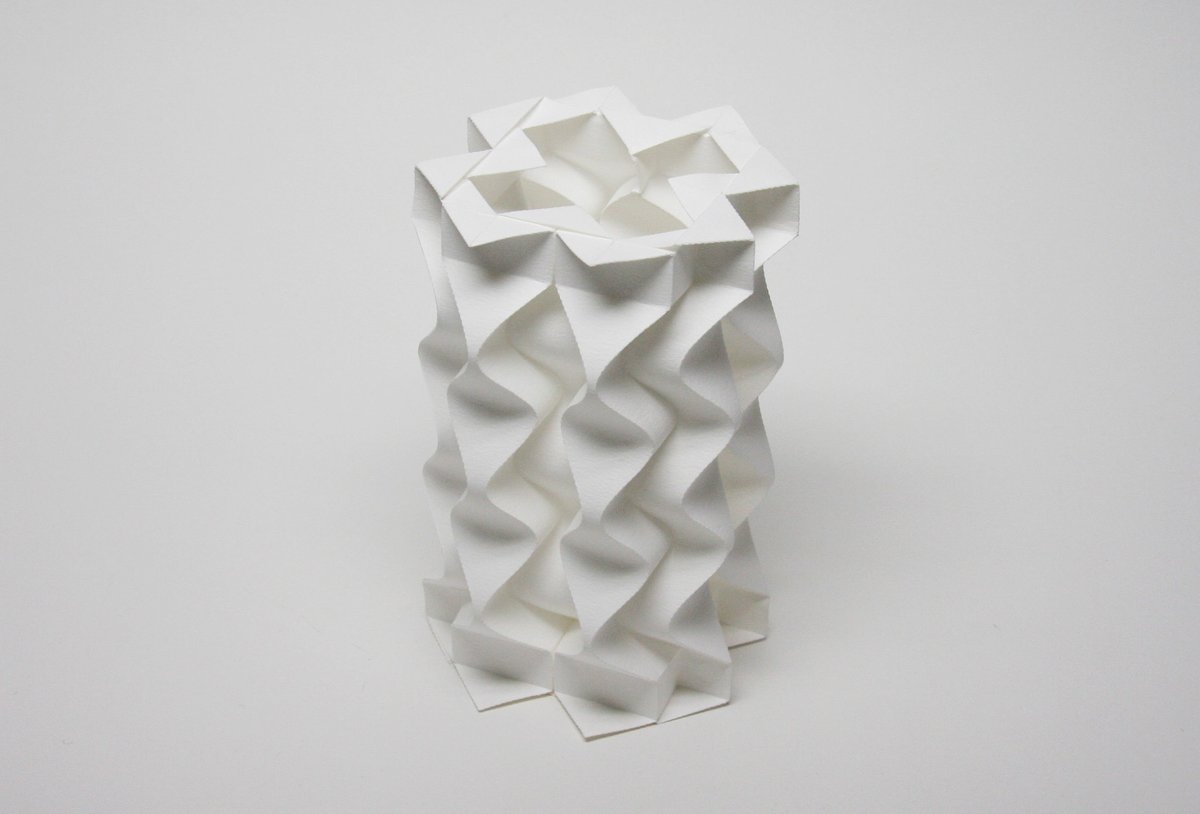 三谷 純 Jun MITANI on Twitter: "(31) 幾何学的な造形と設計方法に興味の対象があるので、普段は白い紙ばかり使っています。 珍しく色紙を使ってみたこちらの作品は、中学 ...