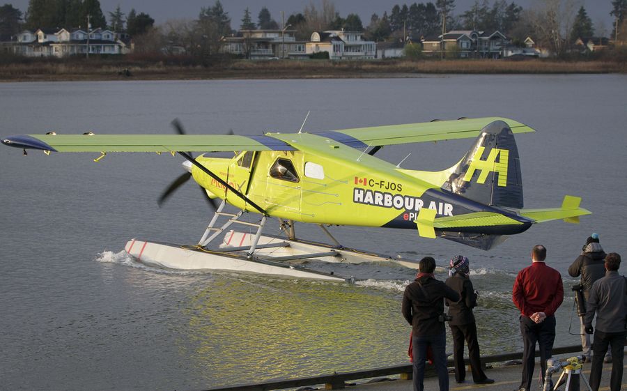 First e-plane ever & historic flight! World's first all-electric ...