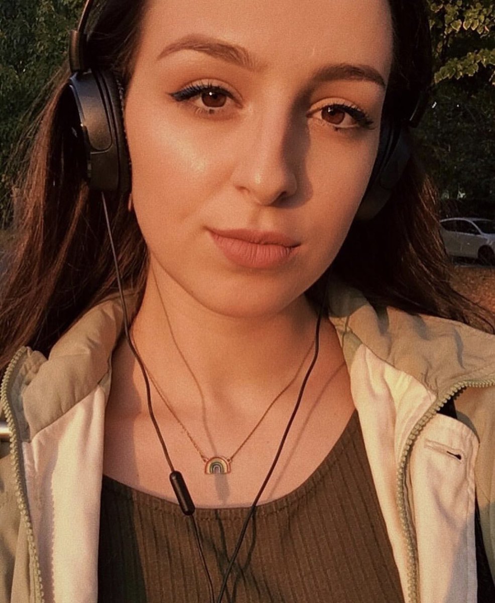 「me vs my art https://t.co/Lba8Rm4s7V 」|inésのイラスト