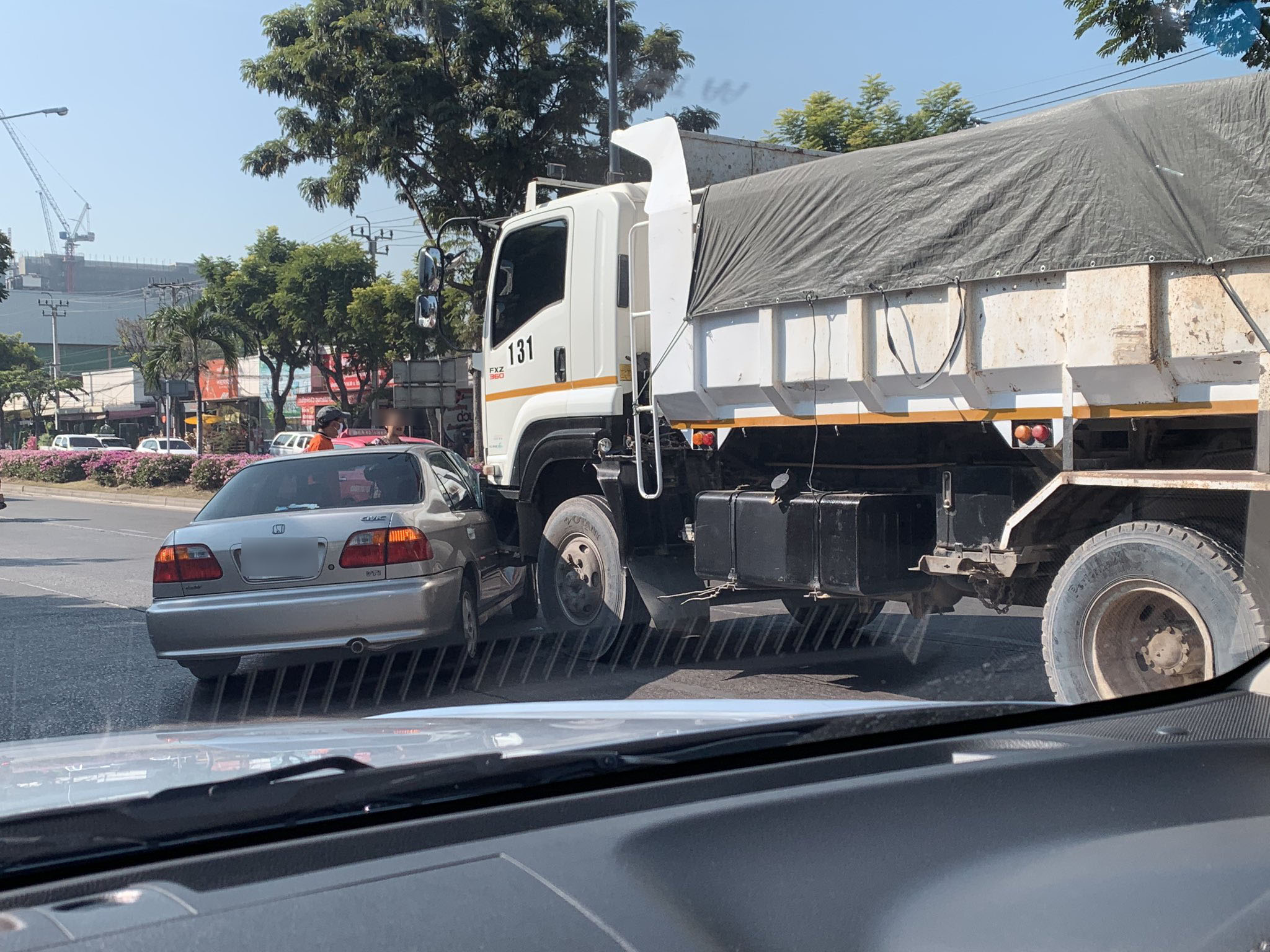 JS100 on Twitter: "RT@eJCrazy : #อุบัติเหตุ #ถนนกำแพงเพชร2 หน้า jj mall จตุจักร การจราจรติดขัด ...