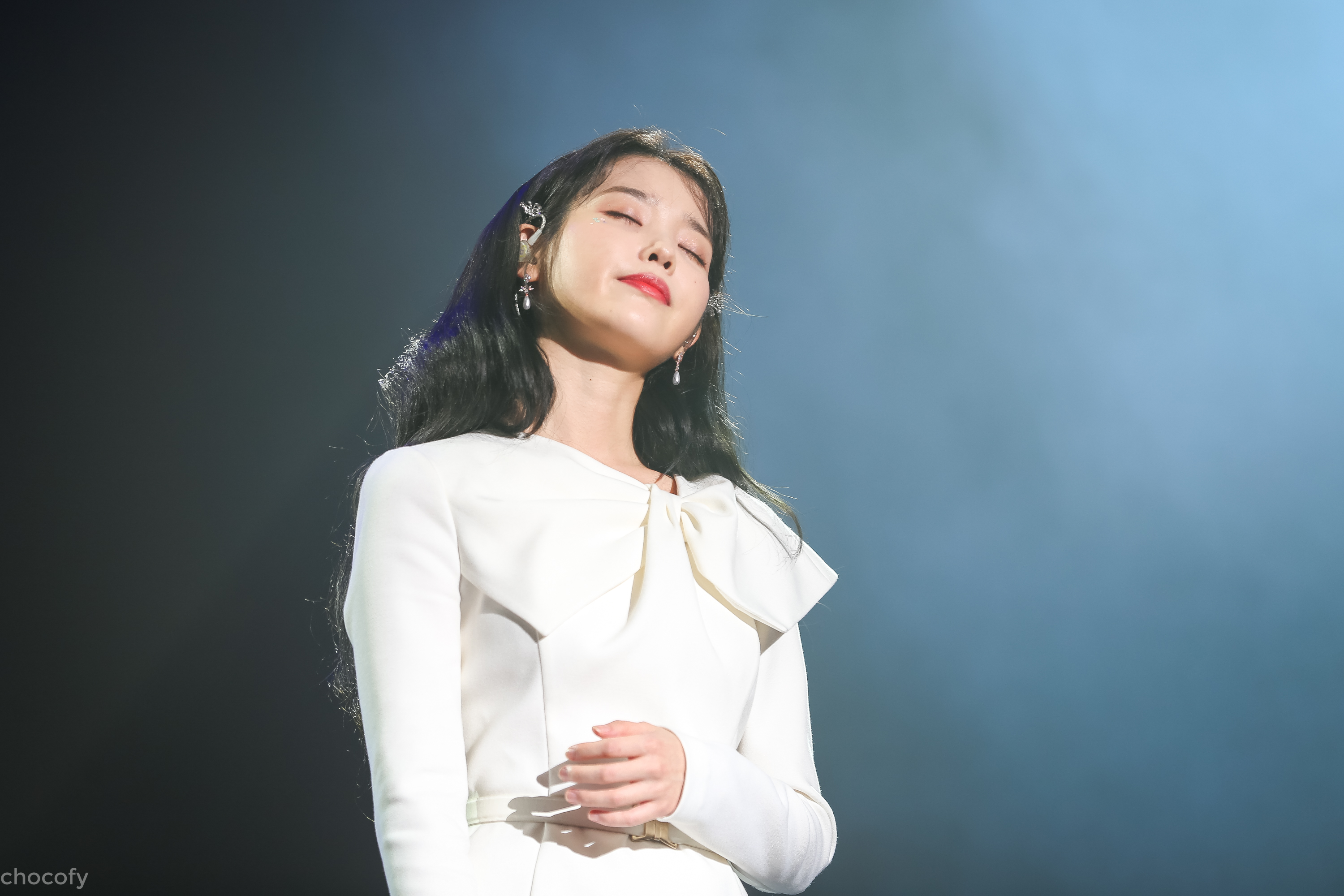 chocofy on Twitter: "191228 🤍🤍🤍 Day 1 #IUinJKT #LovePoeminJKT #아이유 #IU https://t.co/jWRJAuXD1h ...