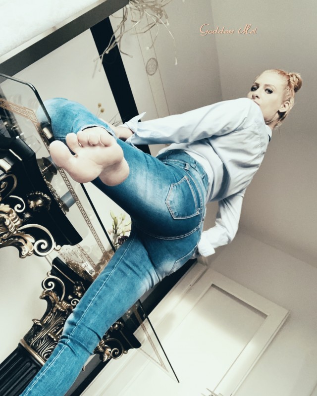 FINmessage on Twitter: "Worship her sexy ass in jeans Chat: https://t.co/UJA8FGItxl ⬅️ # ...