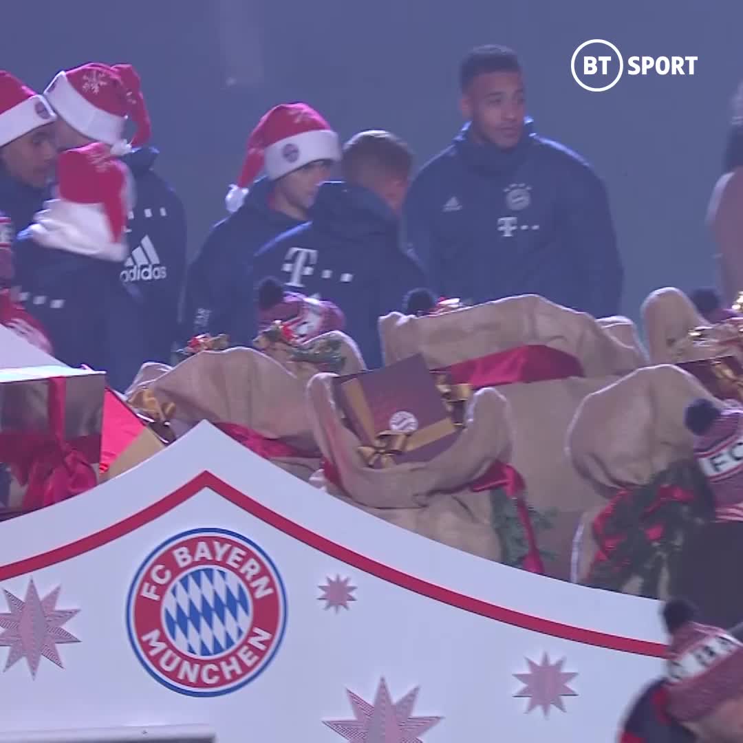 Christmas has arrived at Bayern Munich ? Complete with a choir and pyro ...