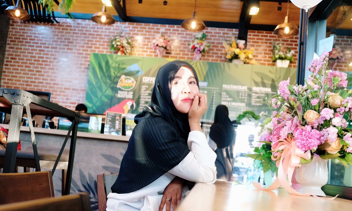 Sureeeyanee on Twitter: "เป็นครูชาๆ บ่ายๆชาเย็น เย็ยๆชาบู🤎🤍…