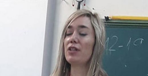 Students 'freaking out' as teacher uses her own body to teach anatomy ...