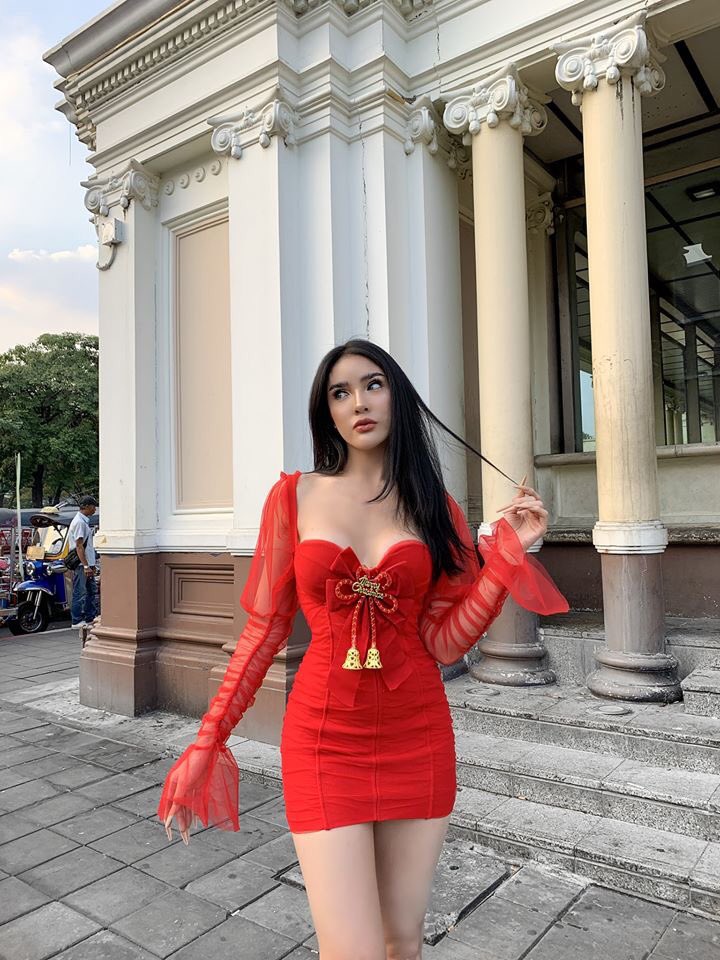 Nisamanee.nutt on Twitter: "คริสต์มาสมันต้องสี...? #6โมงเย็นนี้มีสะบัดแปรงmakeoverเป็นซานตี้ ...