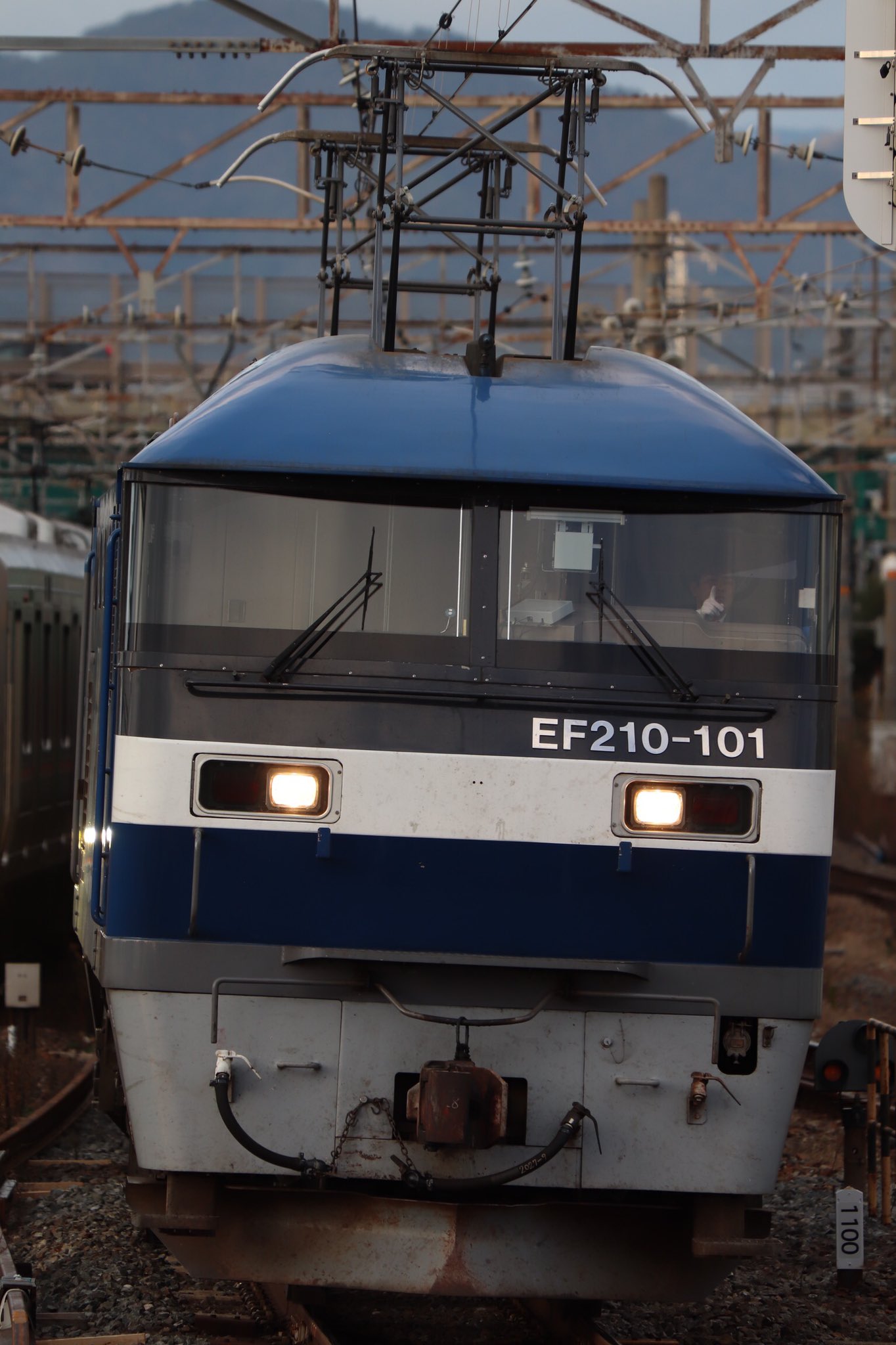 みやこ路のシティーライナー on Twitter: "1055レ EF210 101 2059レ EF66 103 5064レ EF210 8 向日町、京都にて 鮫は廃車が噂されており桃の初期 ...