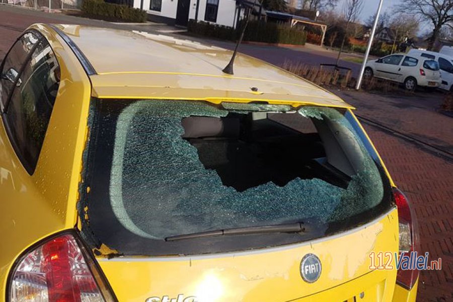 Steen door achterruit van auto in de wijk Holzenbosch in #Voorthuizen ...