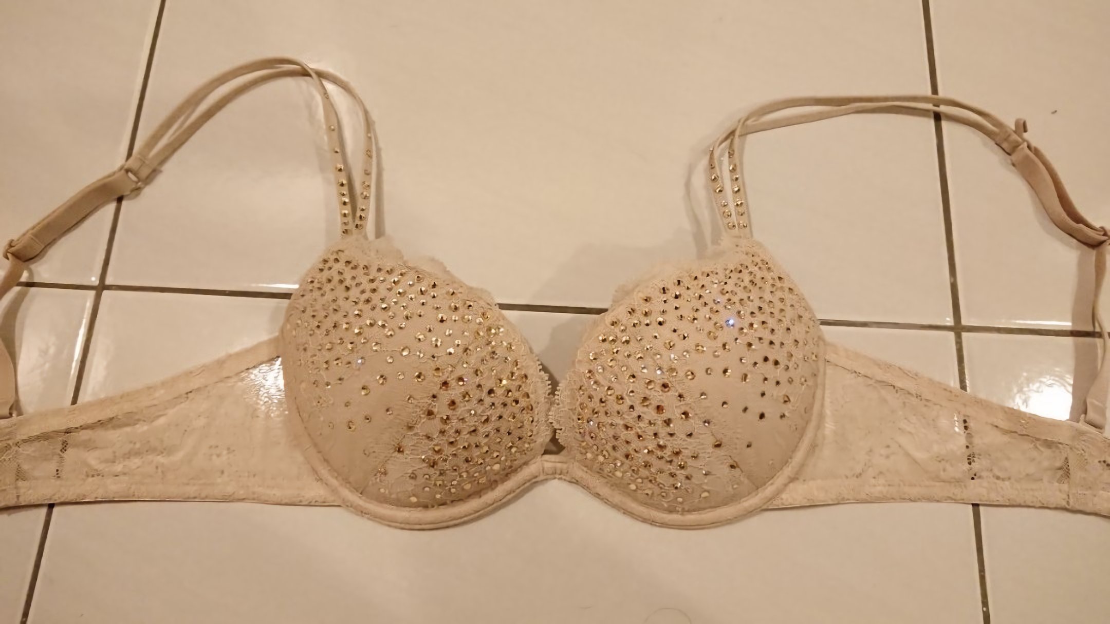 Bracula on Twitter: "Aside from La Senza bras, she also wears La Senza thongs. https://t.co ...